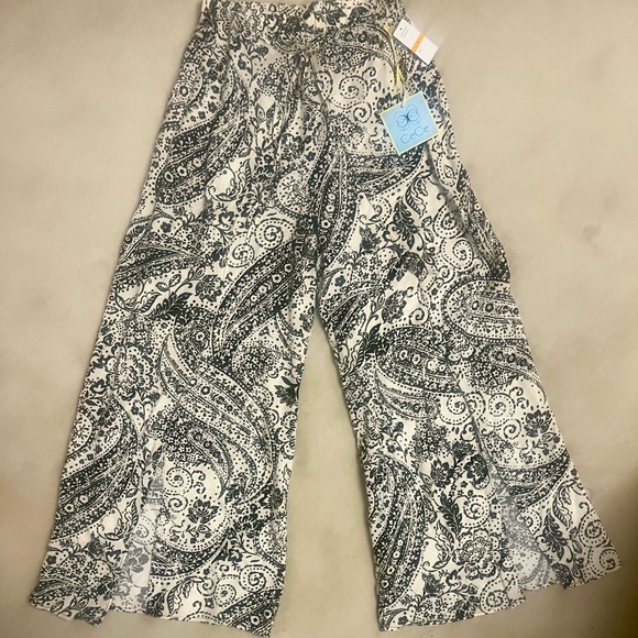 CeCe | Pants & Jumpsuits | Cece Black And White Paisley Wideleg Pants ...